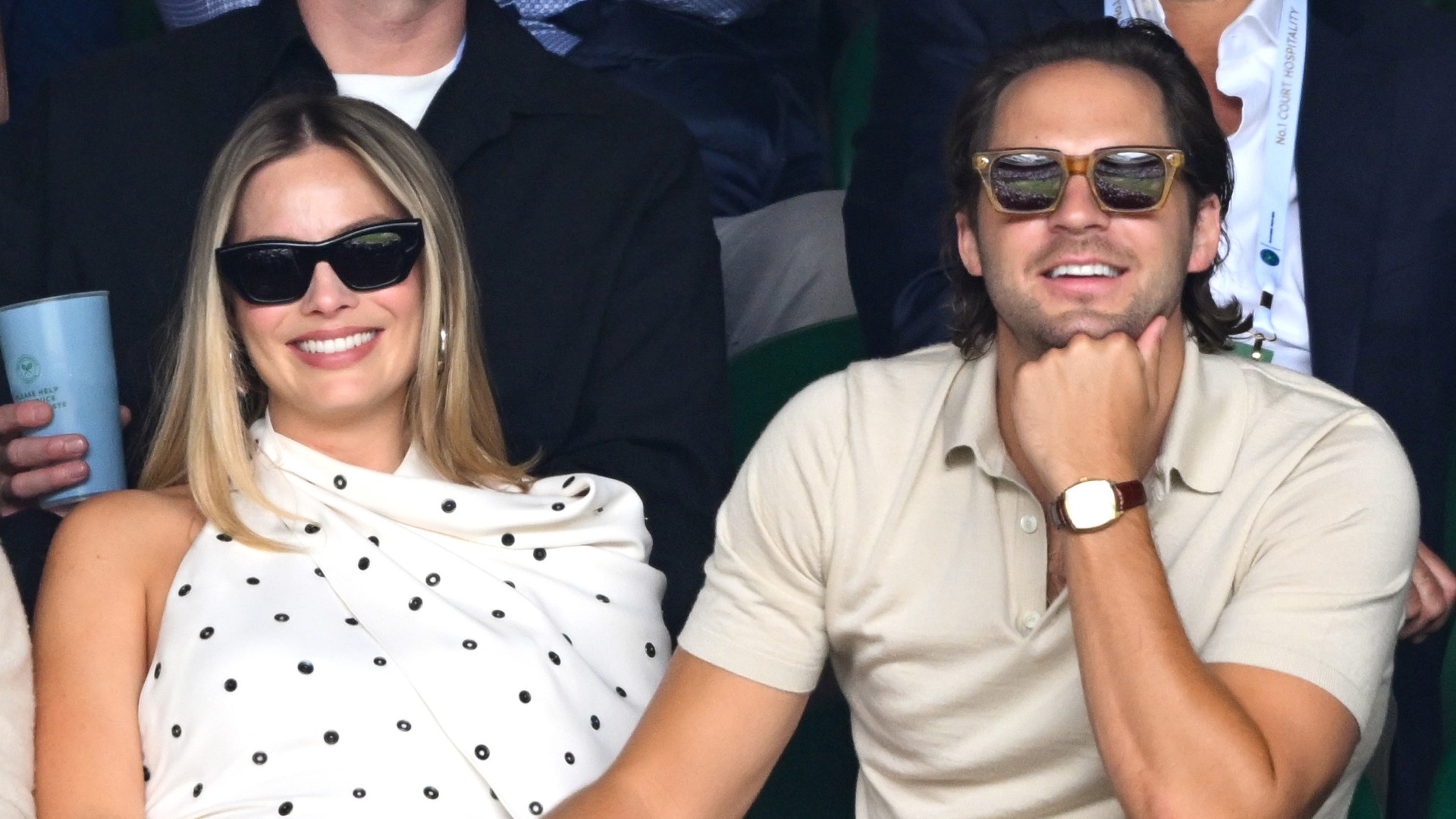 Margot Robbie é fotografada pela primeira vez com o filho após dar à ...